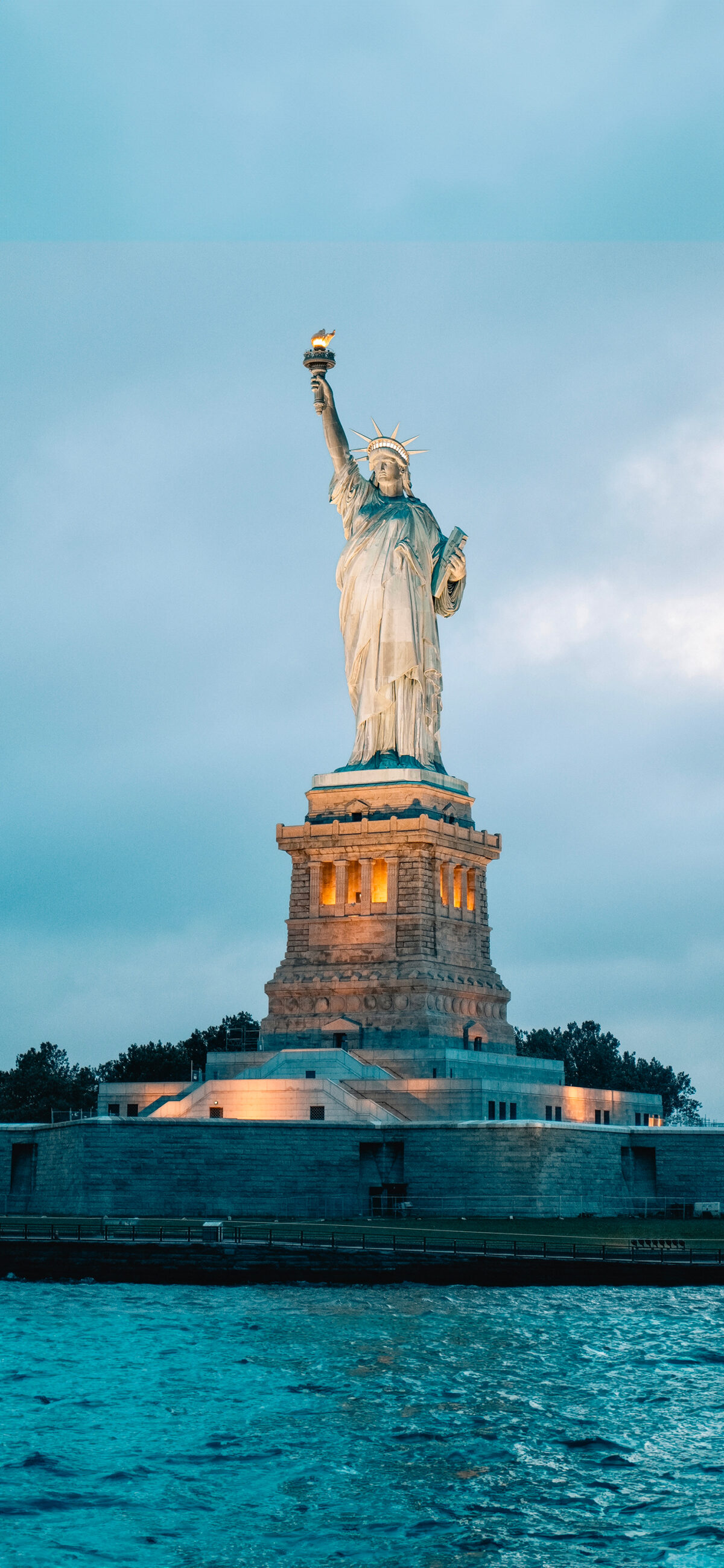 Statue of Liberty after sunset | Depth Effect - Wallpapers Central